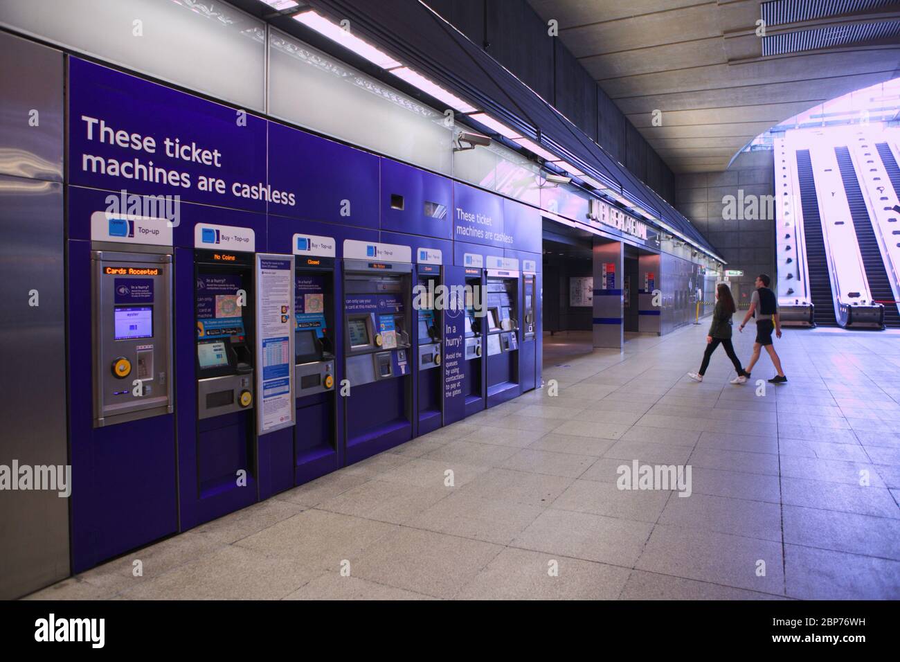 Ticket machines at canary wharf tube station hi-res stock photography ...