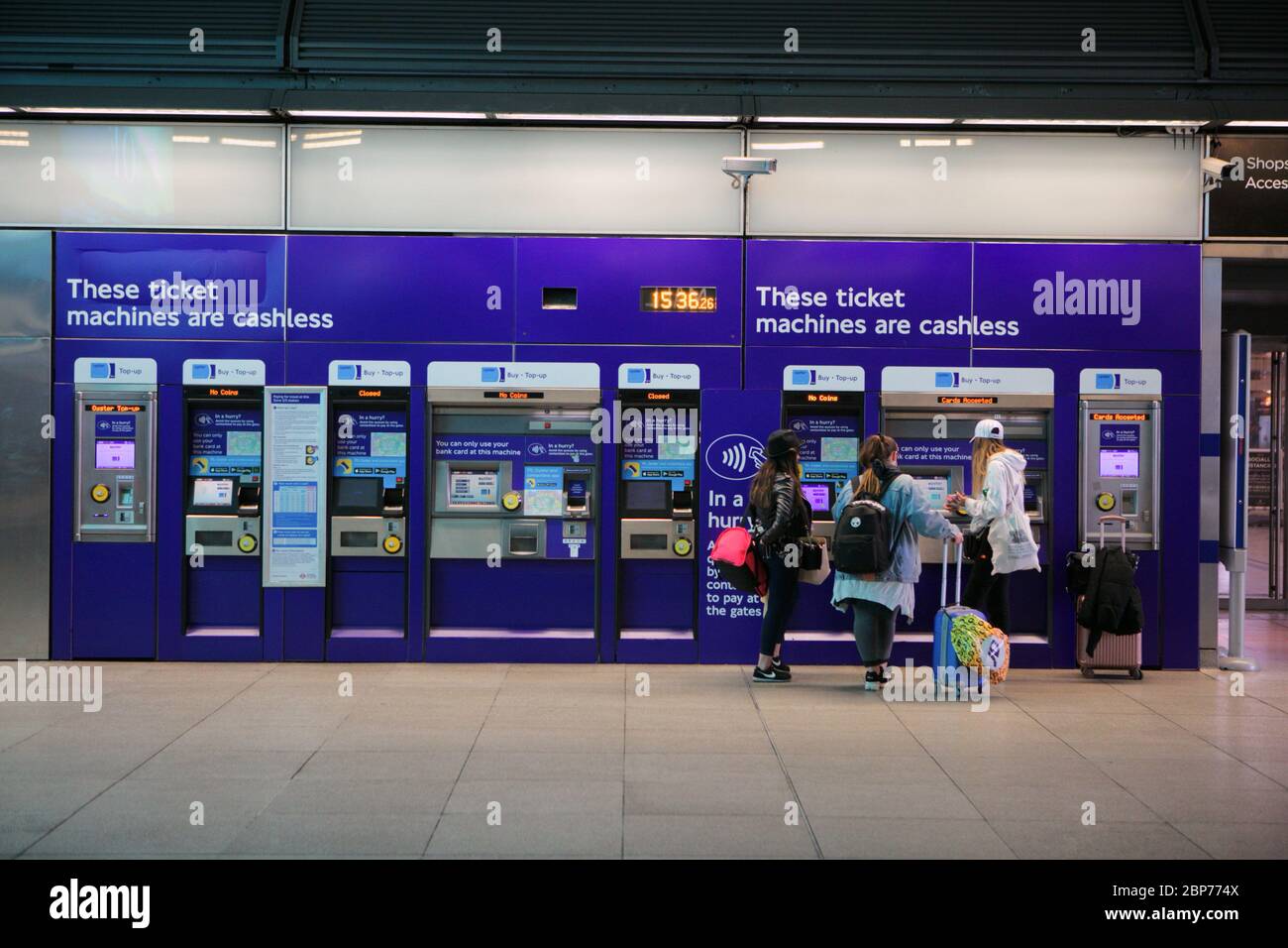 Ticket machines at canary wharf tube station hi-res stock photography ...