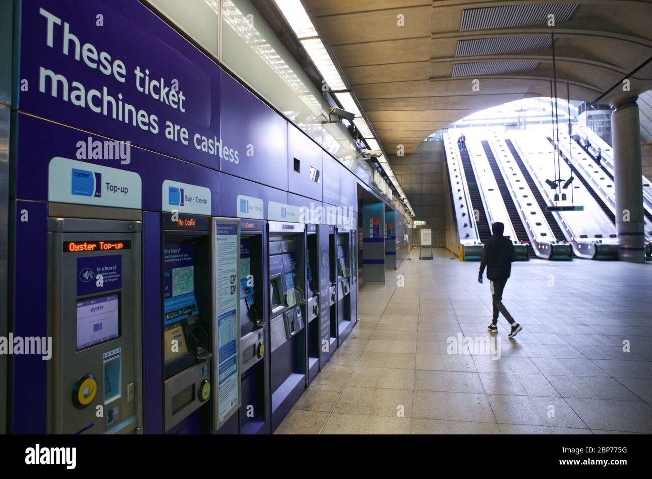 Ticket machines at canary wharf tube station hi-res stock photography ...