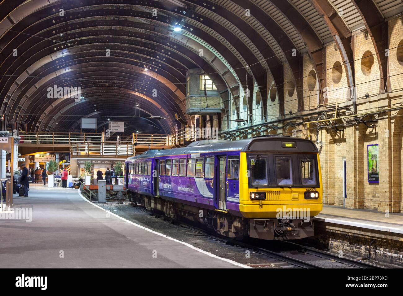 York railway station hi-res stock photography and images - Alamy