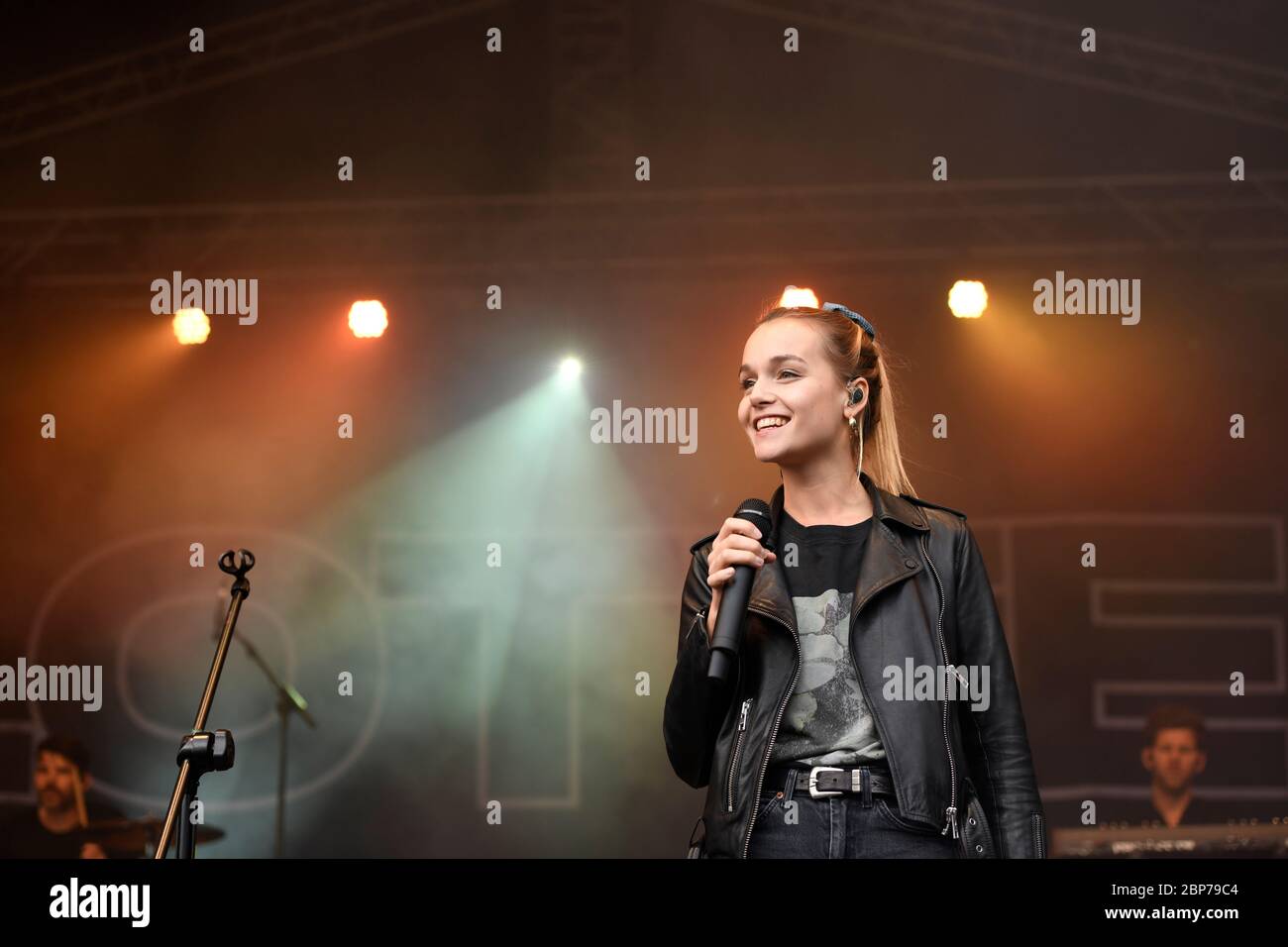 Lotte sings at the Entdeckertag in Hannover Stock Photo - Alamy
