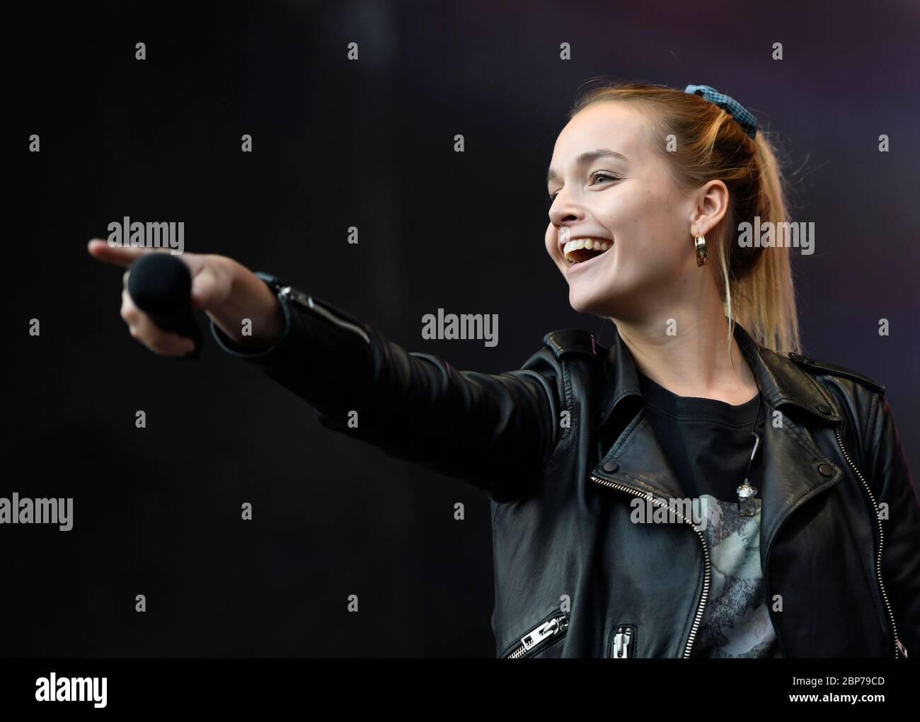 Lotte sings at the Entdeckertag in Hannover Stock Photo - Alamy