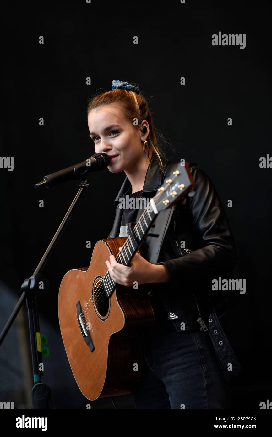 Lotte sings at the Entdeckertag in Hannover Stock Photo - Alamy