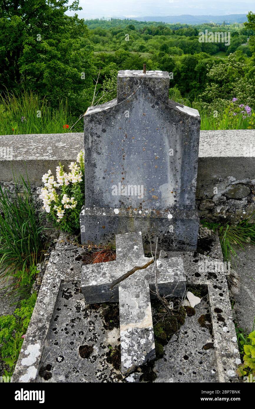 Broken tombstone cross hi-res stock photography and images - Alamy