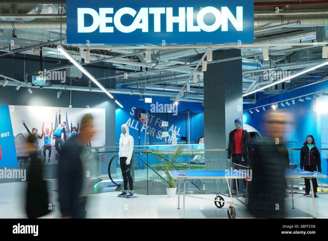 Wirtschaft, Koeln SportgeschÃ¤ft, Sportkette Decathlon Stock Photo - Alamy