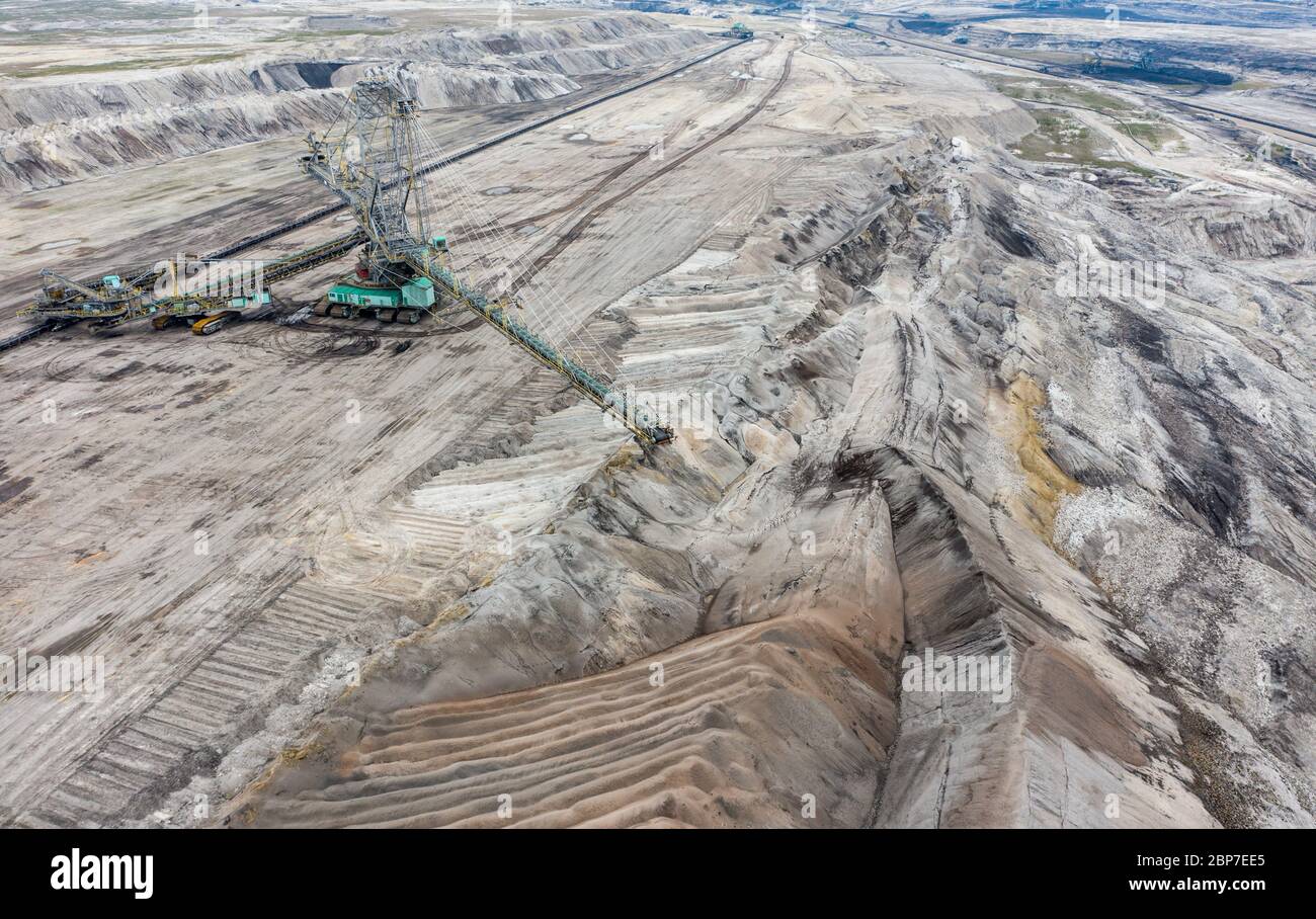 Profen, Germany. 14th May, 2020. A spreader works in the Schwerzau ...