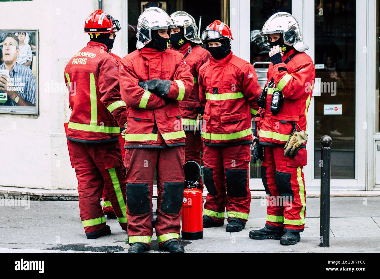Man woman champagne paris hi-res stock photography and images - Alamy