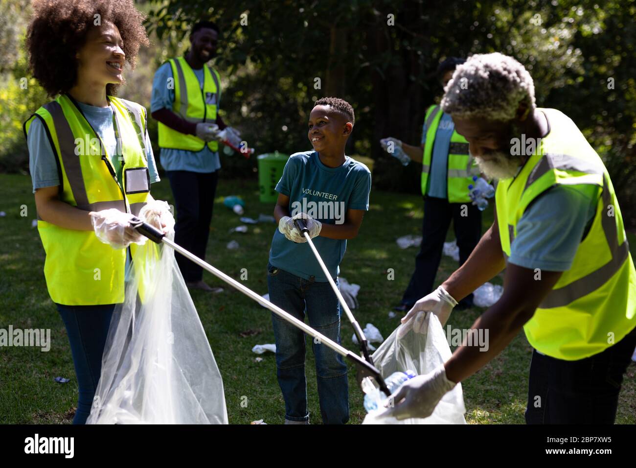 Children collecting garbage hi-res stock photography and images - Alamy