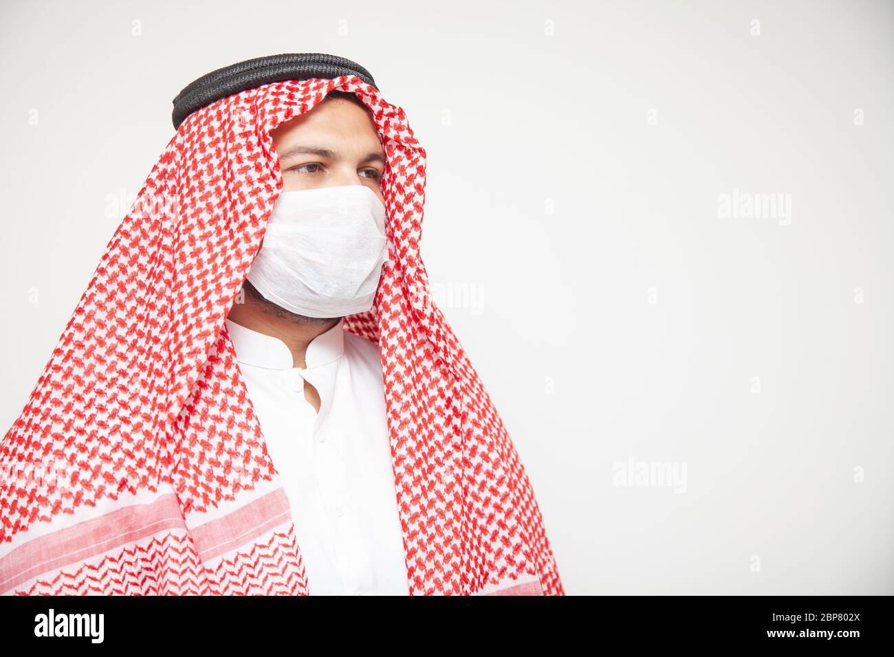 Middle Eastern Saudi Arabia Man wearing mask covid-19 Stock Photo - Alamy