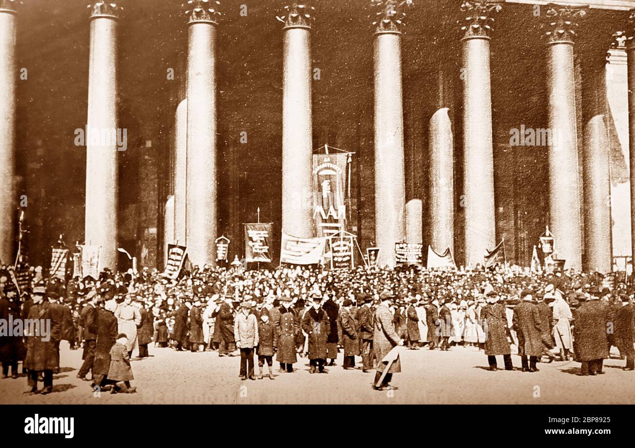 Crowd outside St. Paul's Cathedral, London, Victorian period Stock ...