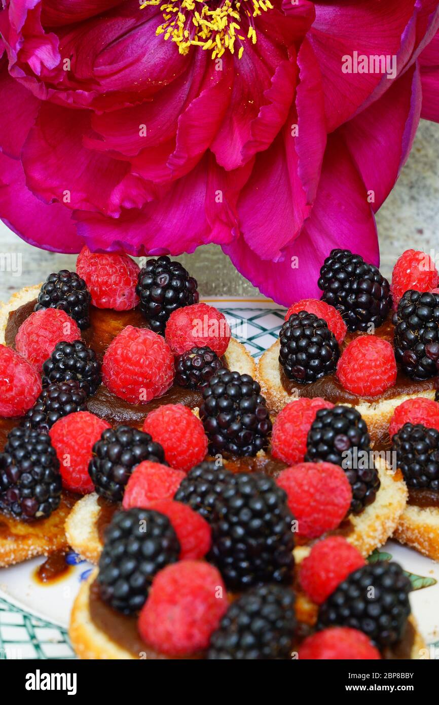 Apple and raspberry tart hi-res stock photography and images - Alamy