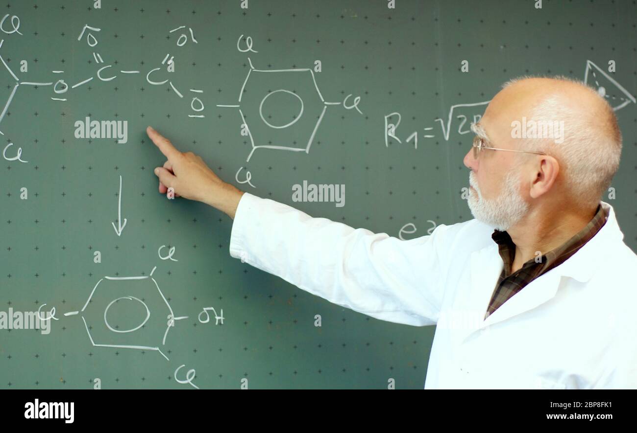 Professor zeigt etwas an der Tafel in der Vorlesung Stock Photo - Alamy