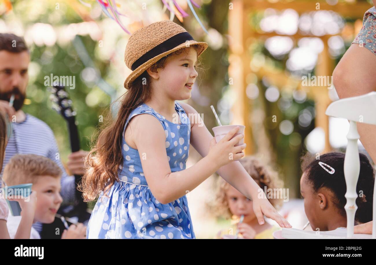 School ground kids playing hi-res stock photography and images - Alamy