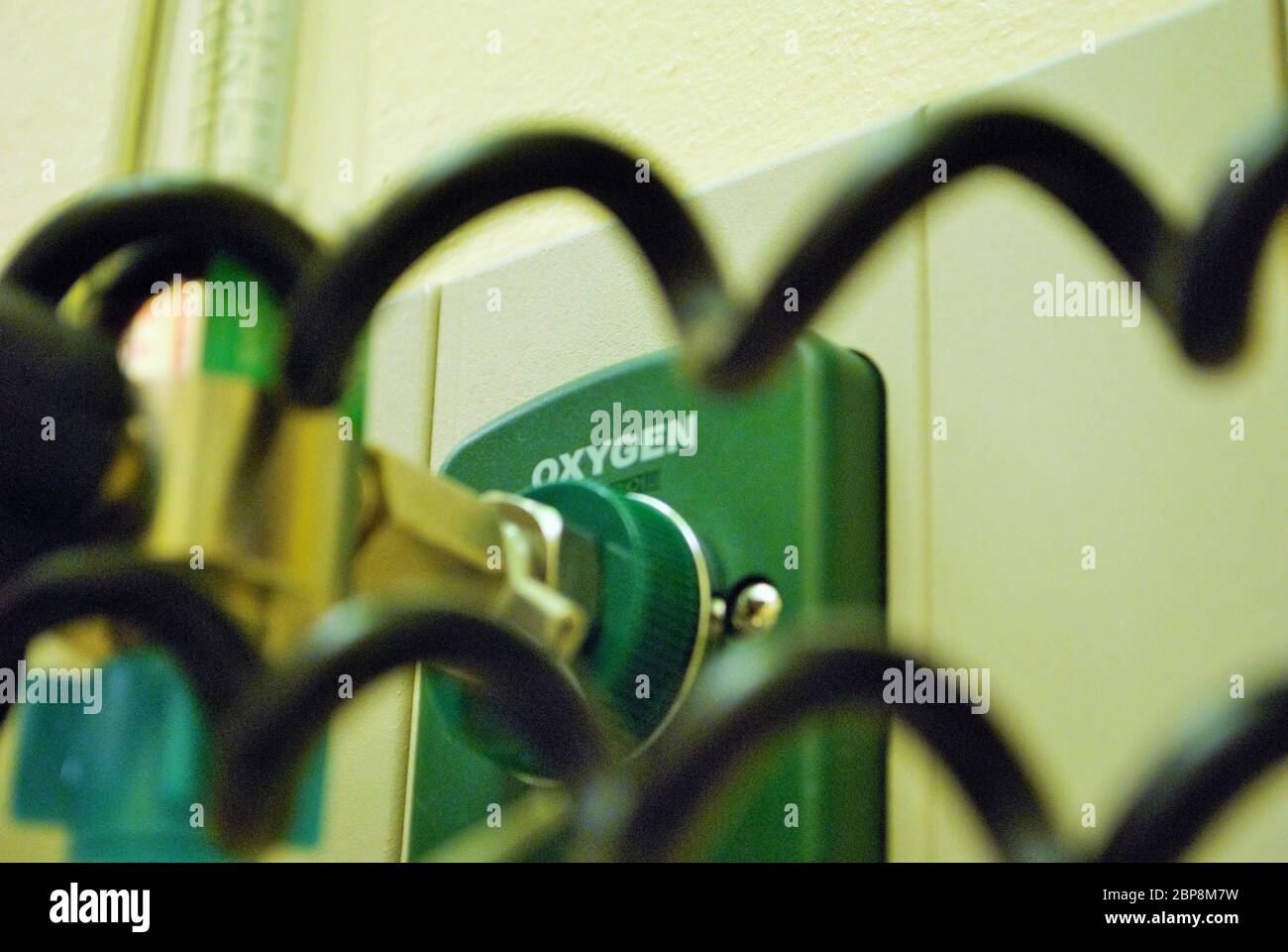 Oxygen port pressure regulator flow meter in the emergency room Stock ...