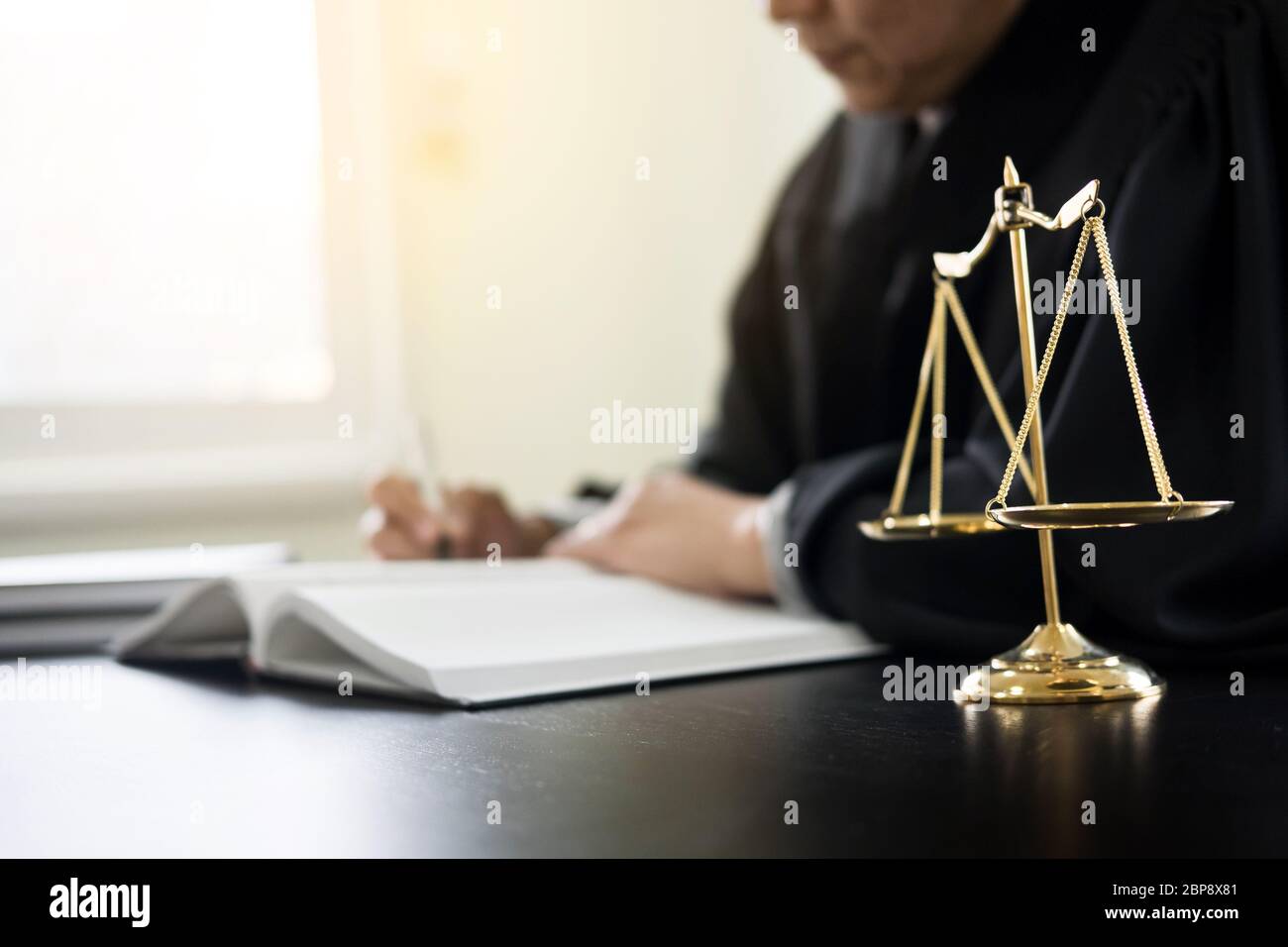 Judge reading documents hi-res stock photography and images - Alamy