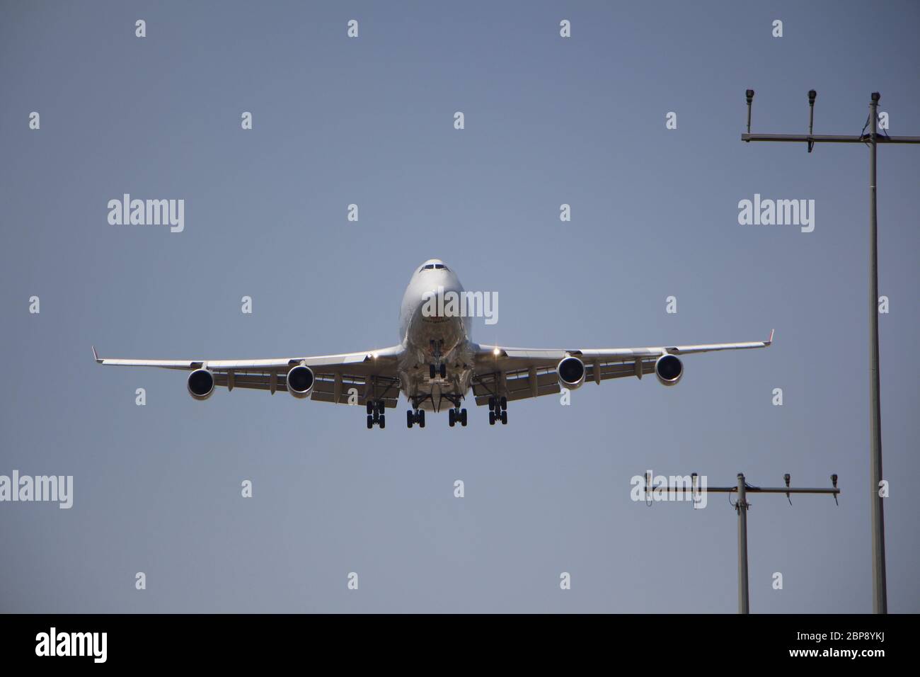 747 landing front hi-res stock photography and images - Alamy
