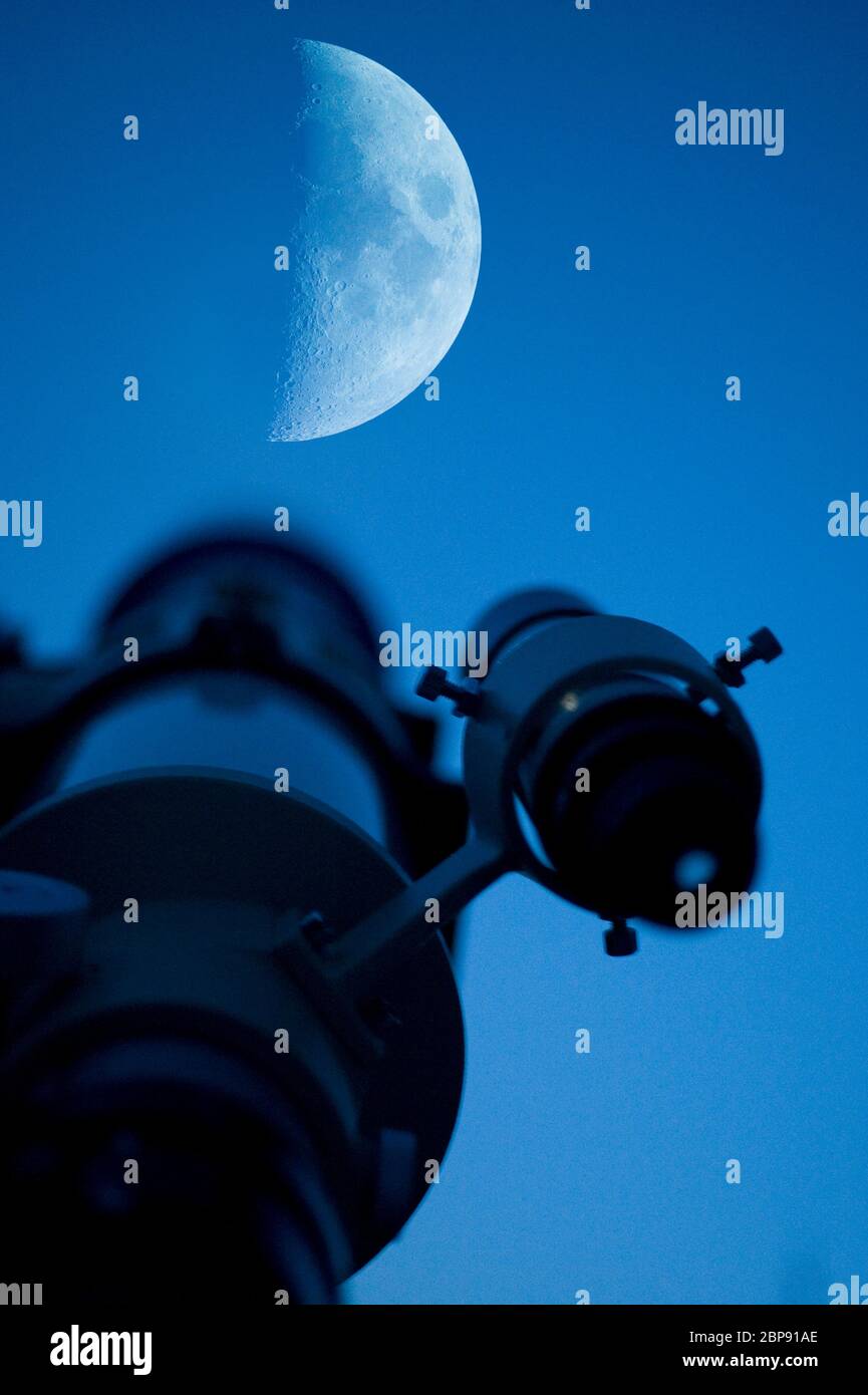Astronomical telescope pointing at the moon Stock Photo - Alamy