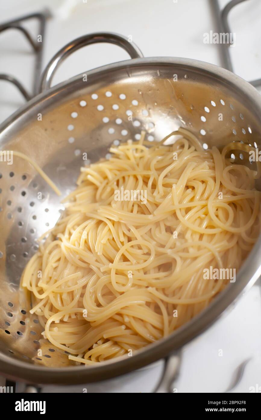 Draining noodles hi-res stock photography and images - Alamy