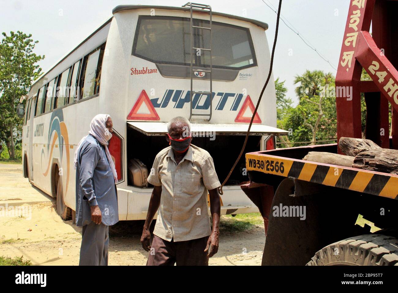 Migrant workers and some stranded students boarded a bus from Delhi to ...