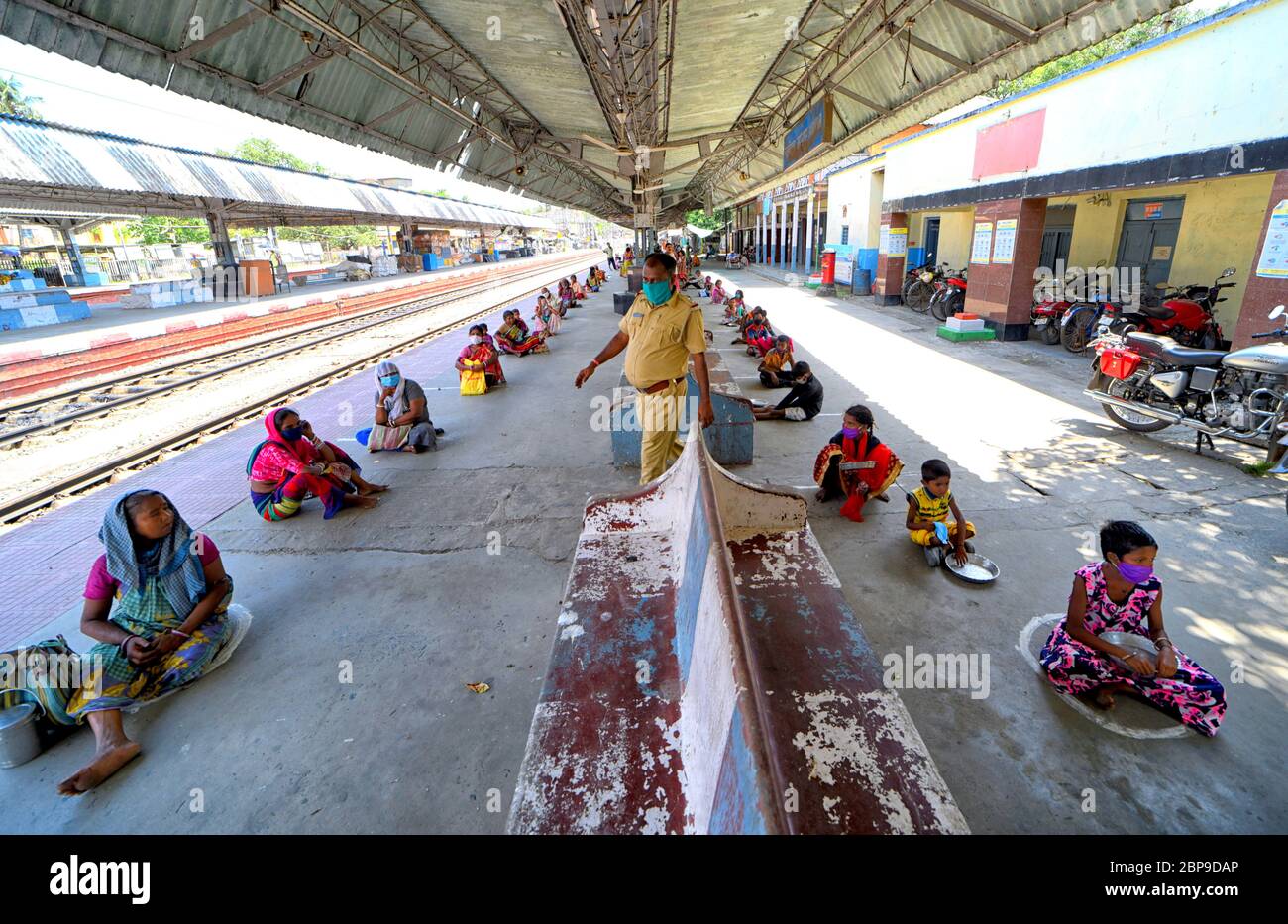 Police Officer seen instructing Migrant Workers & poor people to ...