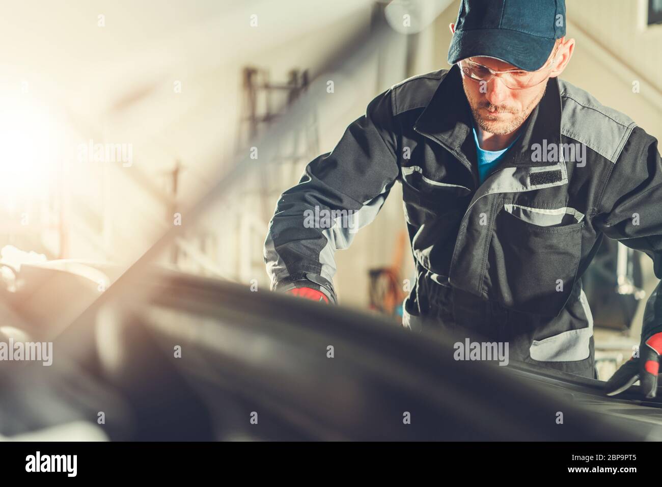 Under hood hi-res stock photography and images - Alamy