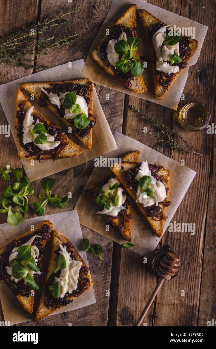 Rustic toast with caramelized onion, goat cheese, garlic and herbs ...