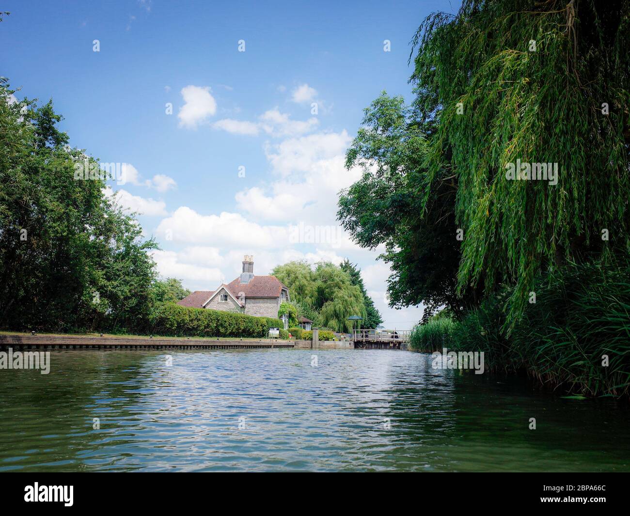 River Thames lock and house- Oxfordshire UK Stock Photo - Alamy