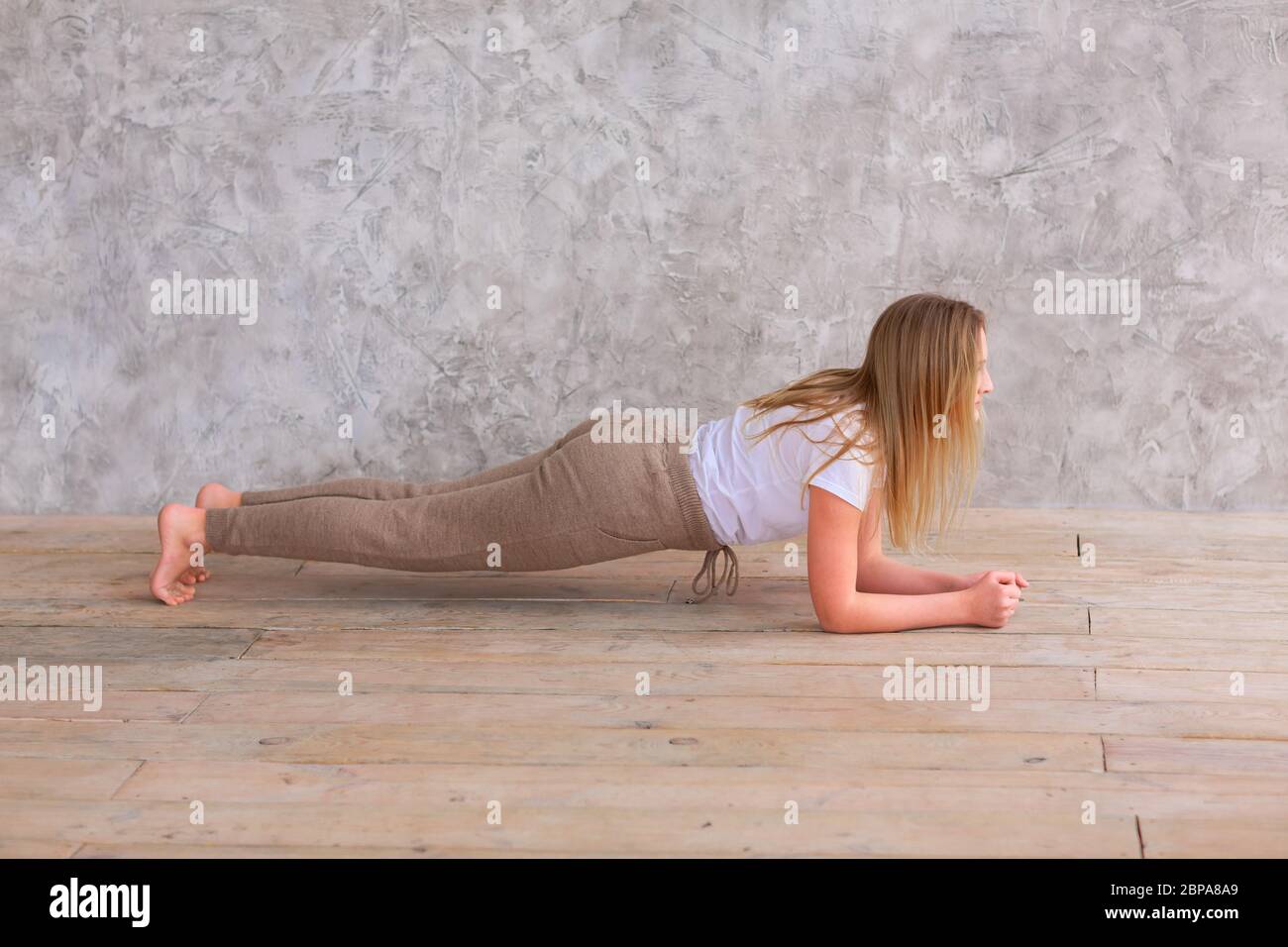 Tennage girl doing fitness gymnastics at home. Gymnastics video ...