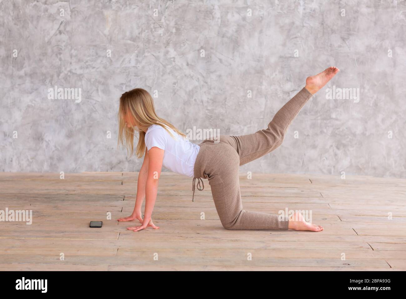 Tennage girl doing fitness gymnastics at home. Gymnastics video ...