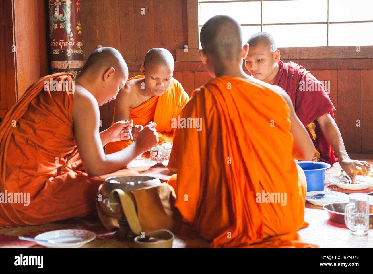 Buddhist monks eating hi-res stock photography and images - Alamy