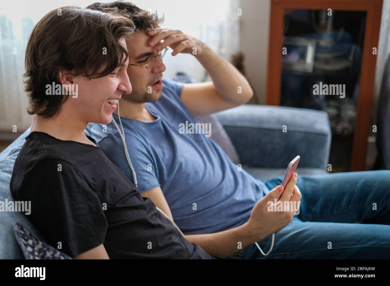 Two person conversation smart phone hi-res stock photography and images ...