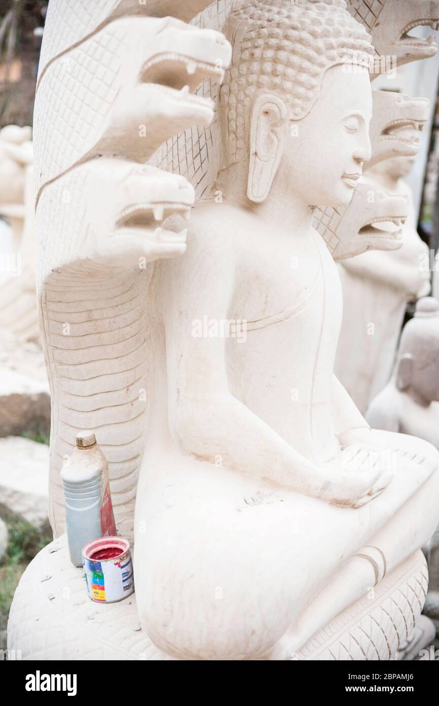 Materials used by artists for the creation of Buddha statues in the ...