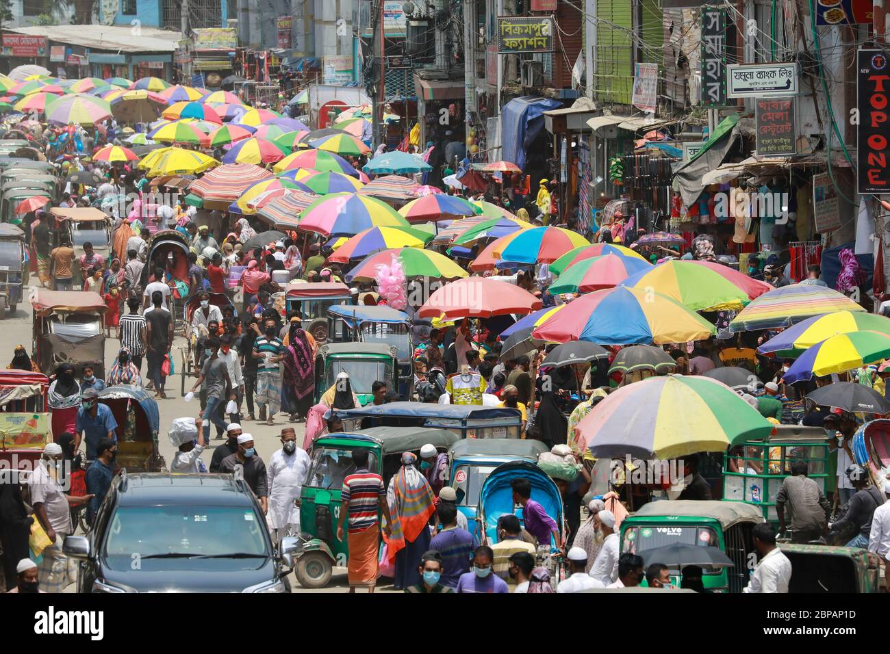 Dhaka, Bangladesh. 18th May, 2020. Thousands of Eid shoppers crowded at ...