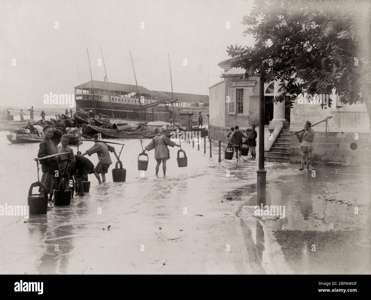 Porters along the bund, Hankow, Hankou, China during flooding Stock ...