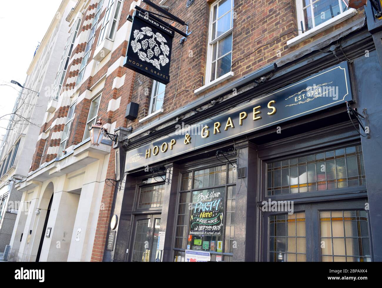 Traditional English pub exterior on central London street Stock Photo ...