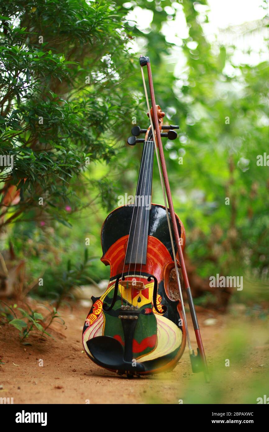 Oldviolin hi-res stock photography and images - Alamy