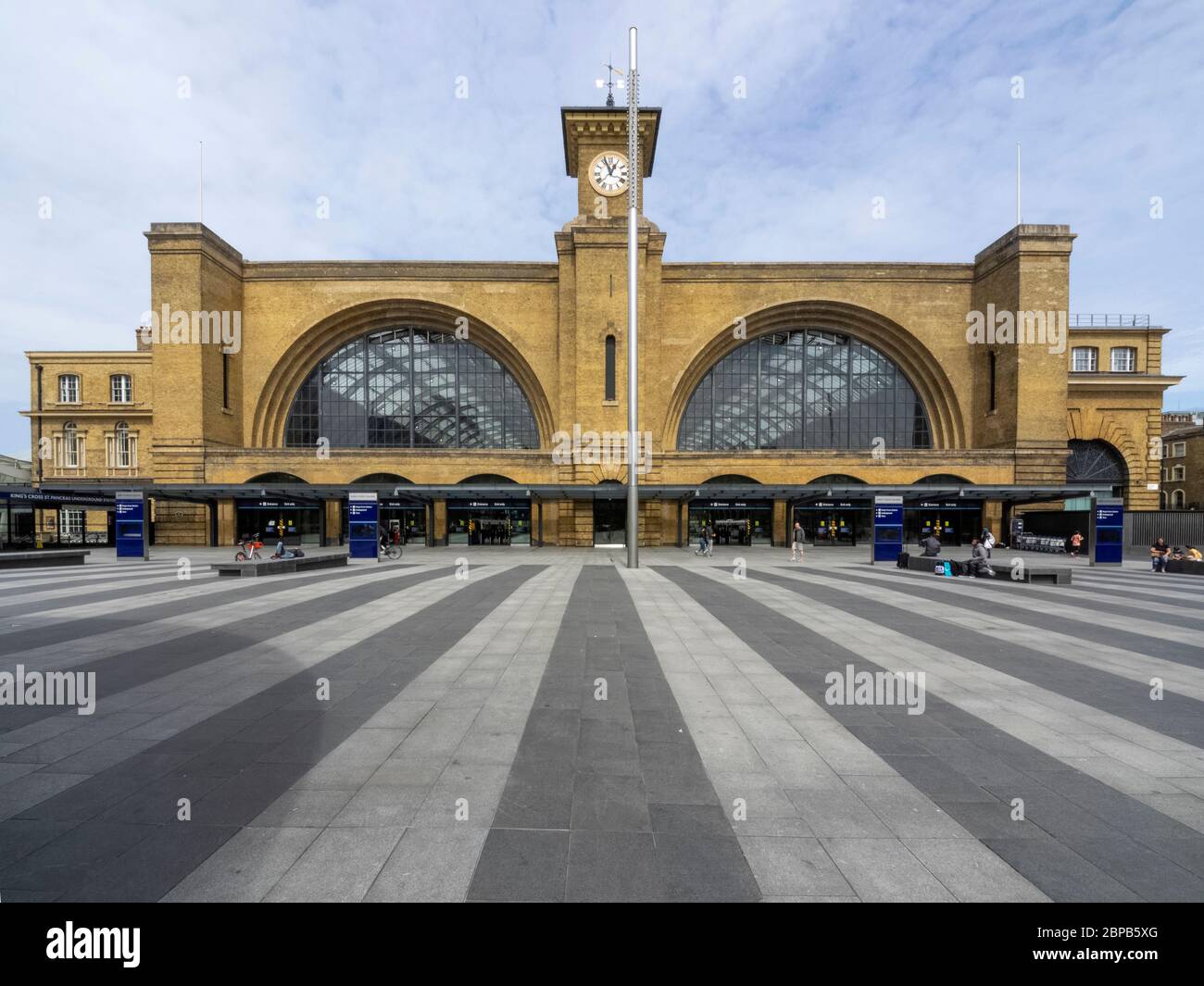 Kings cross station facade hi-res stock photography and images - Alamy