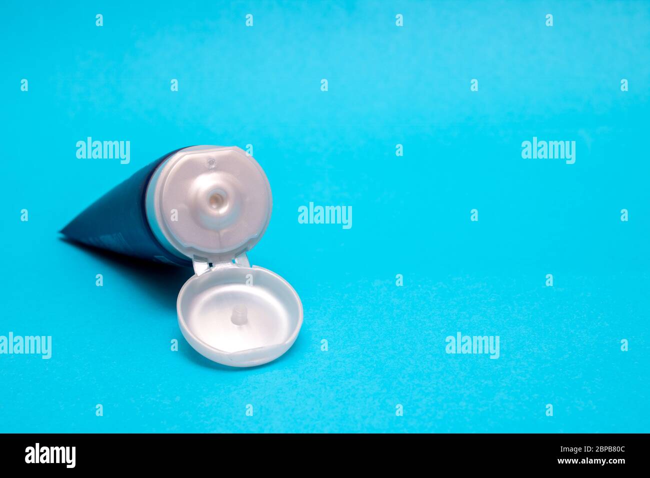 Open toothpaste tube hi-res stock photography and images - Alamy