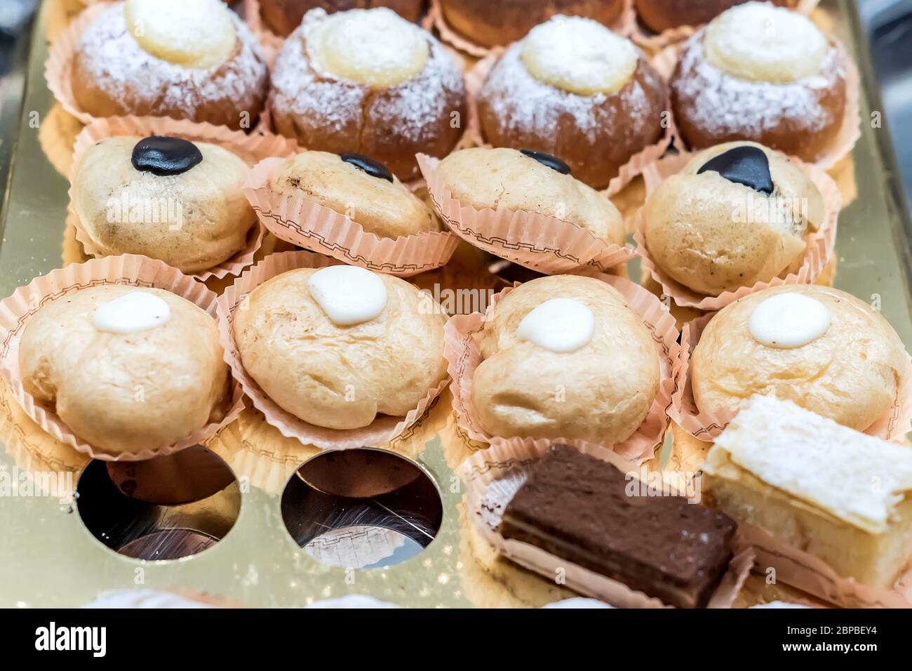 Different sort of small sweet cakes with vanilla, chokolate and sugar ...