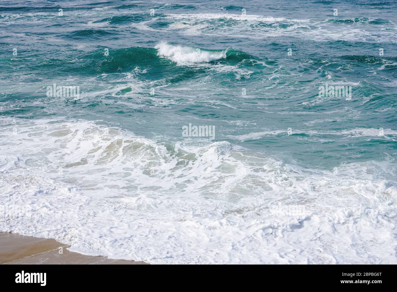 White foam waves hi-res stock photography and images - Alamy