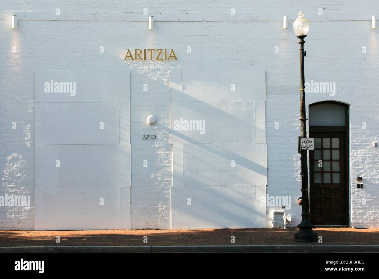 Aritzia logo hi-res stock photography and images - Alamy