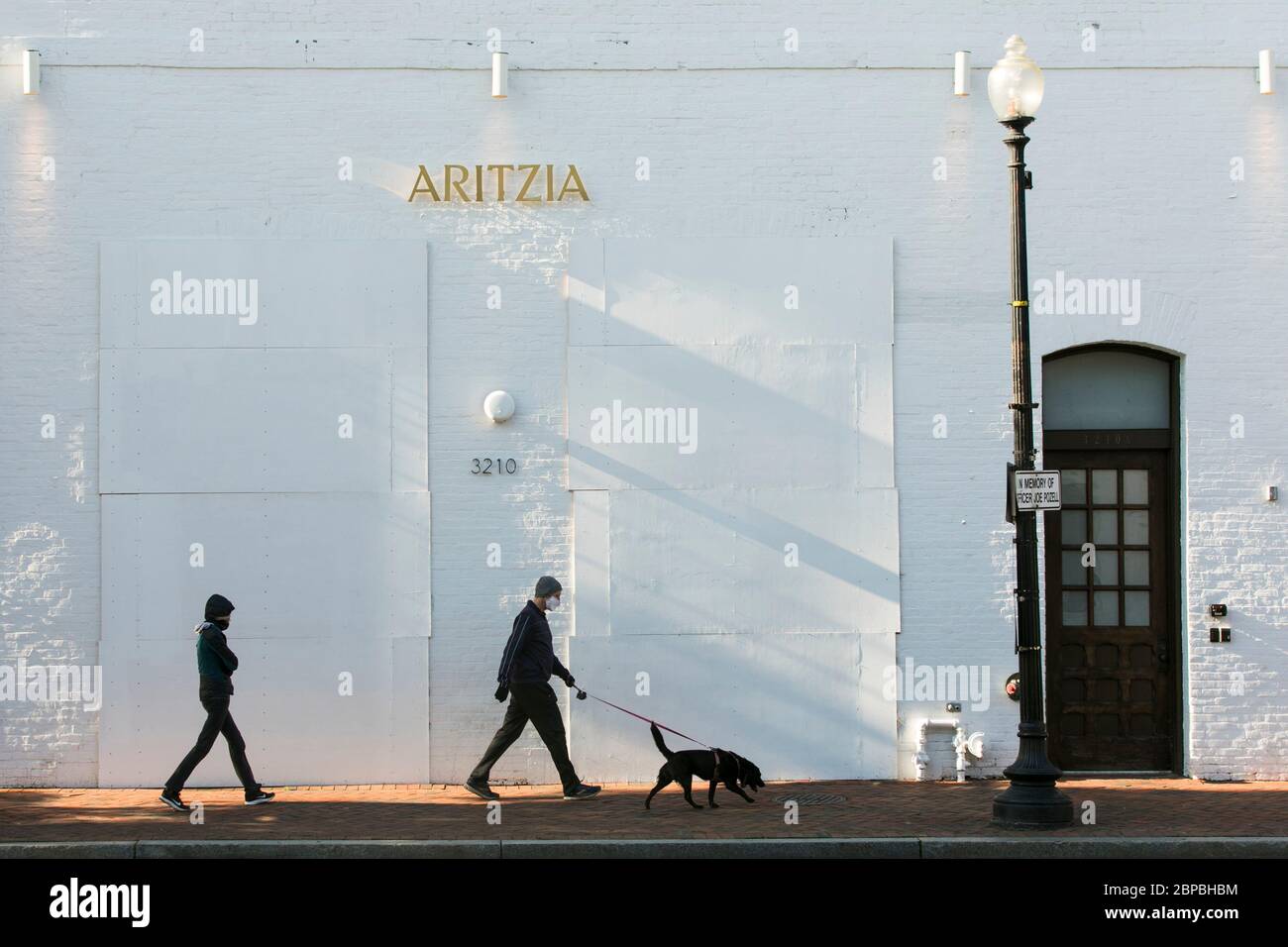 Aritzia logo hi-res stock photography and images - Alamy