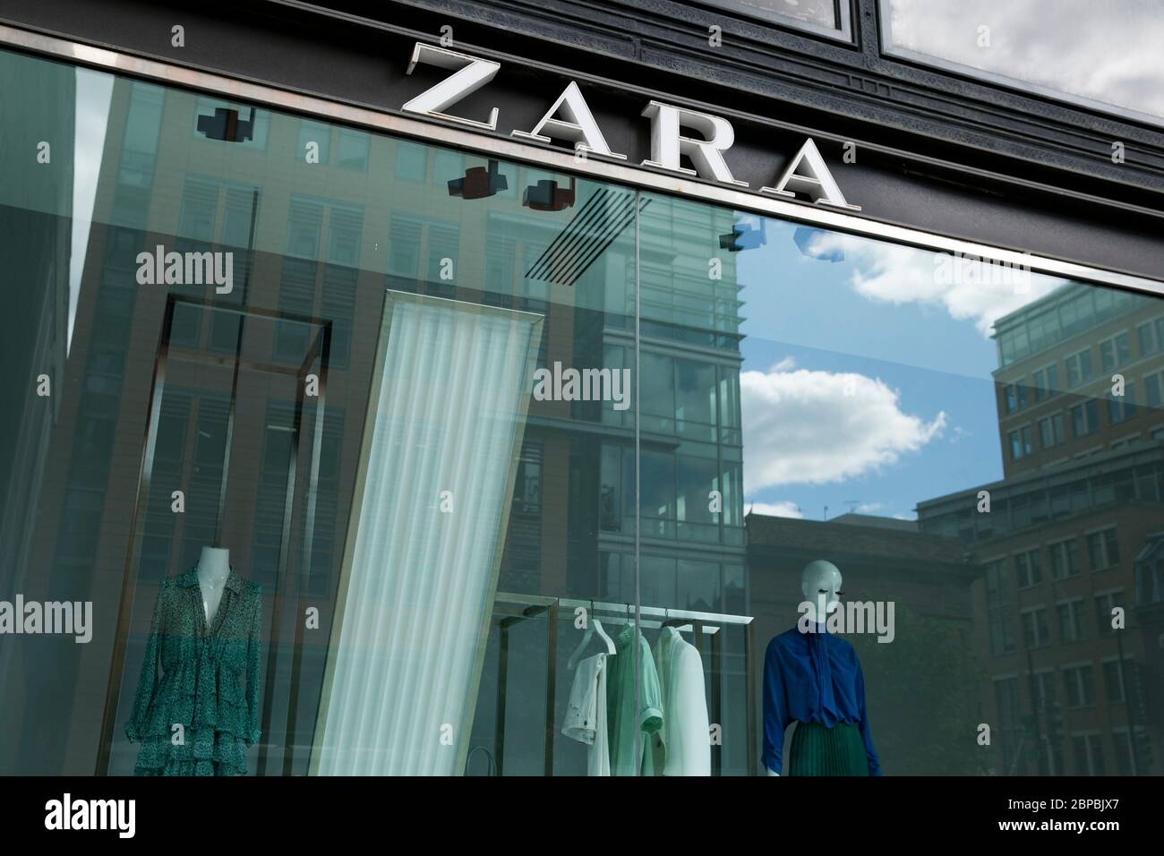 Zara retail store hi-res stock photography and images - Alamy