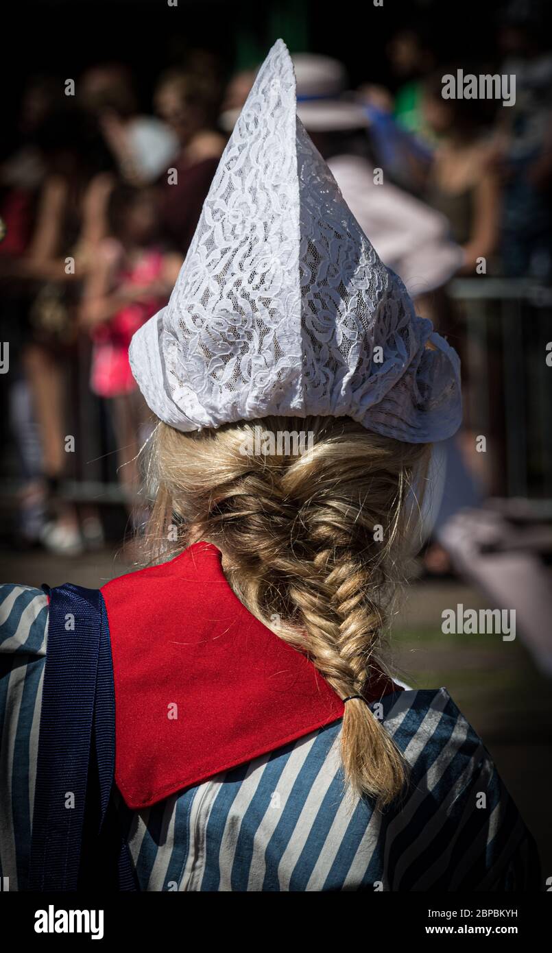 Dutch woman traditional dress bonnet hi-res stock photography and ...