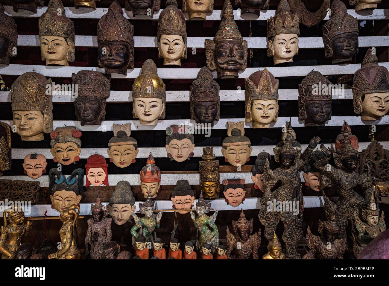 Carved mask hi-res stock photography and images - Alamy