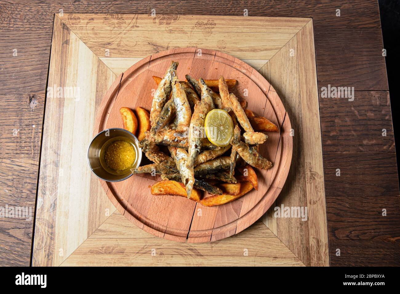 Deep fried fish and crispy potatoes Stock Photo - Alamy