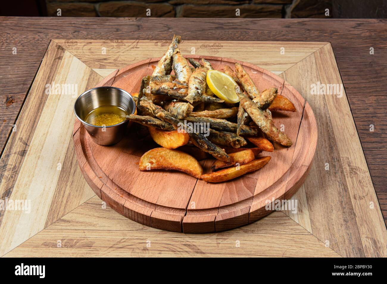 Deep fried fish and crispy potatoes Stock Photo - Alamy