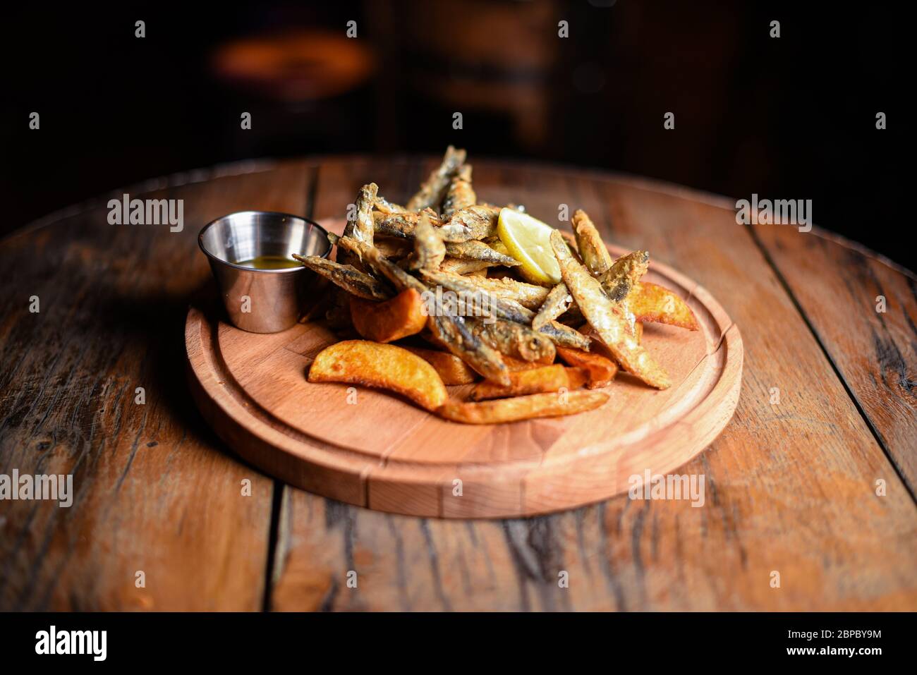 Deep fried fish and crispy potatoes Stock Photo - Alamy
