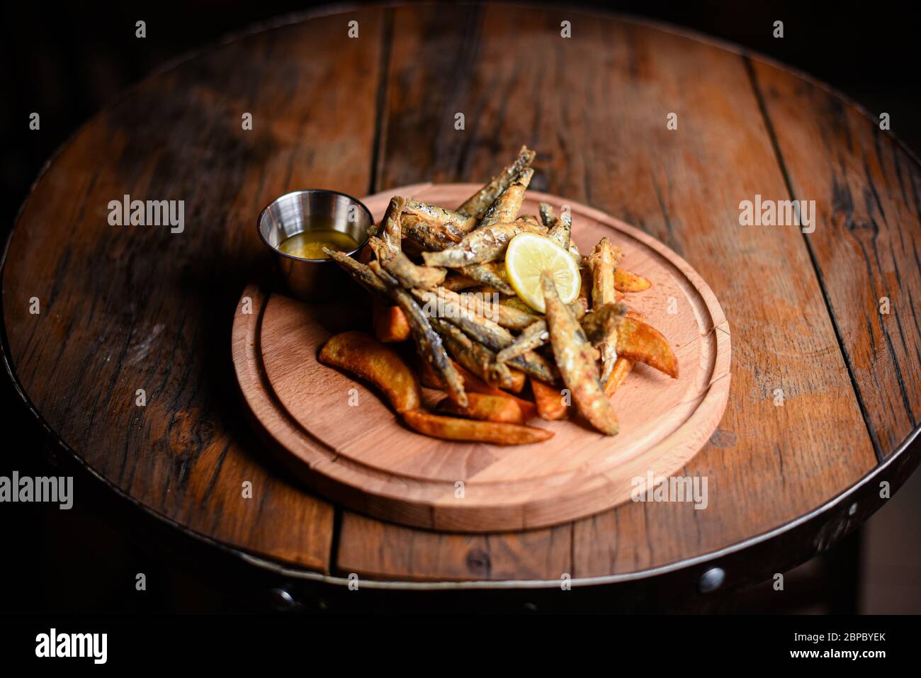 Deep fried fish and crispy potatoes Stock Photo - Alamy