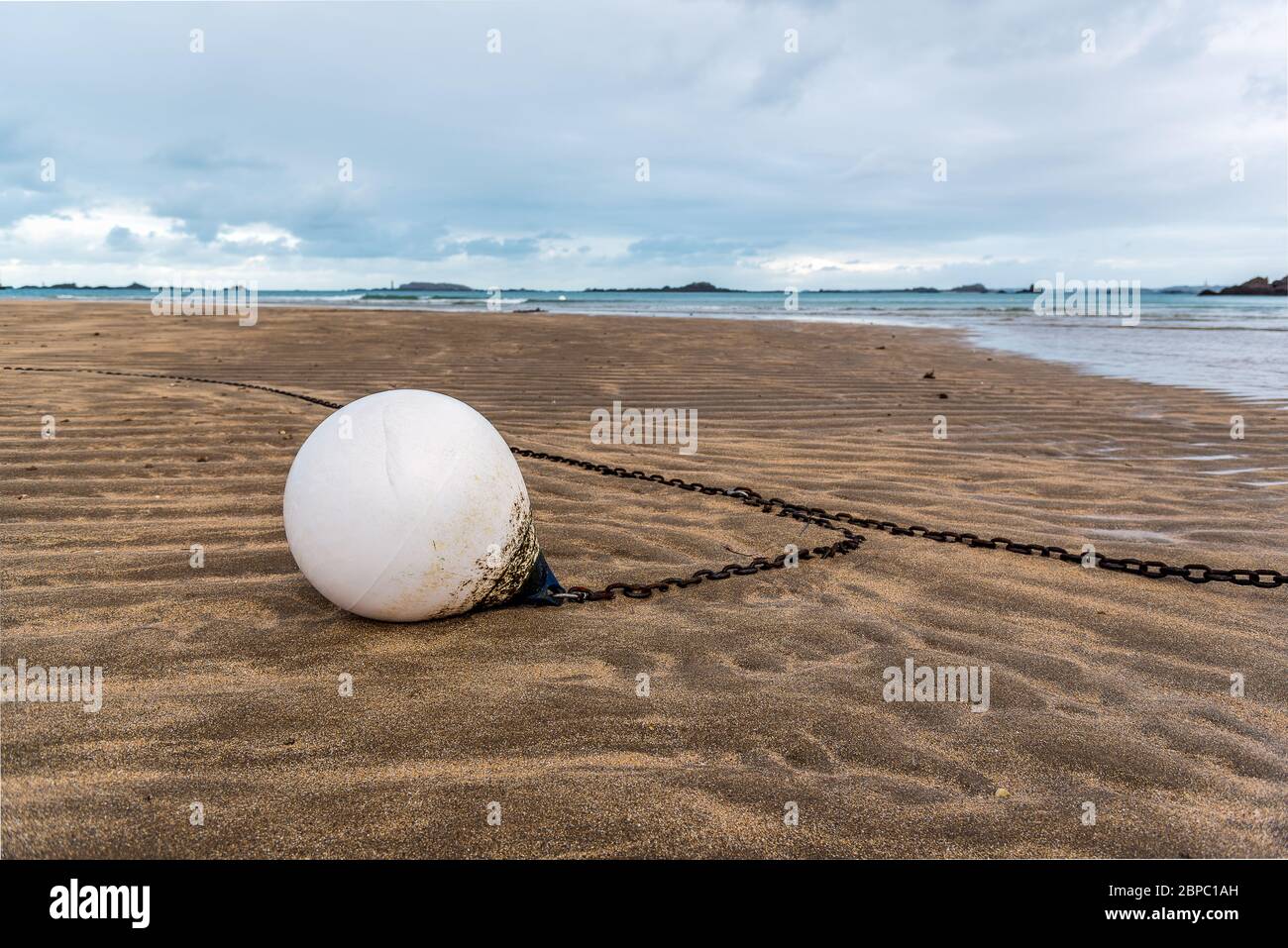 Buoy mooring chain hi-res stock photography and images - Alamy